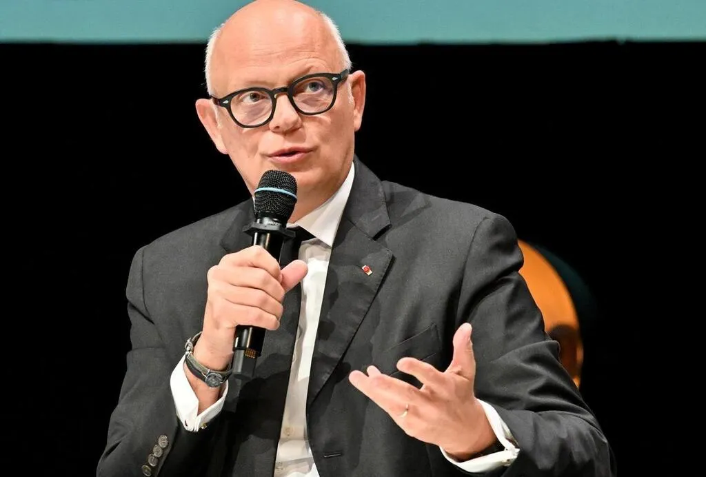 Édouard Philippe remporte le prix de l’humour politique 2023 - Le Mans ...