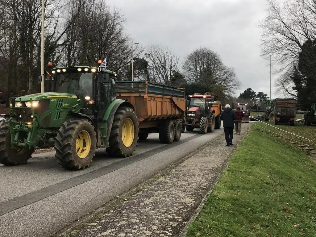 EN IMAGES. Le « ras-le-bol » d’agriculteurs en Finistère : des actions à Quimper, Brest et ...