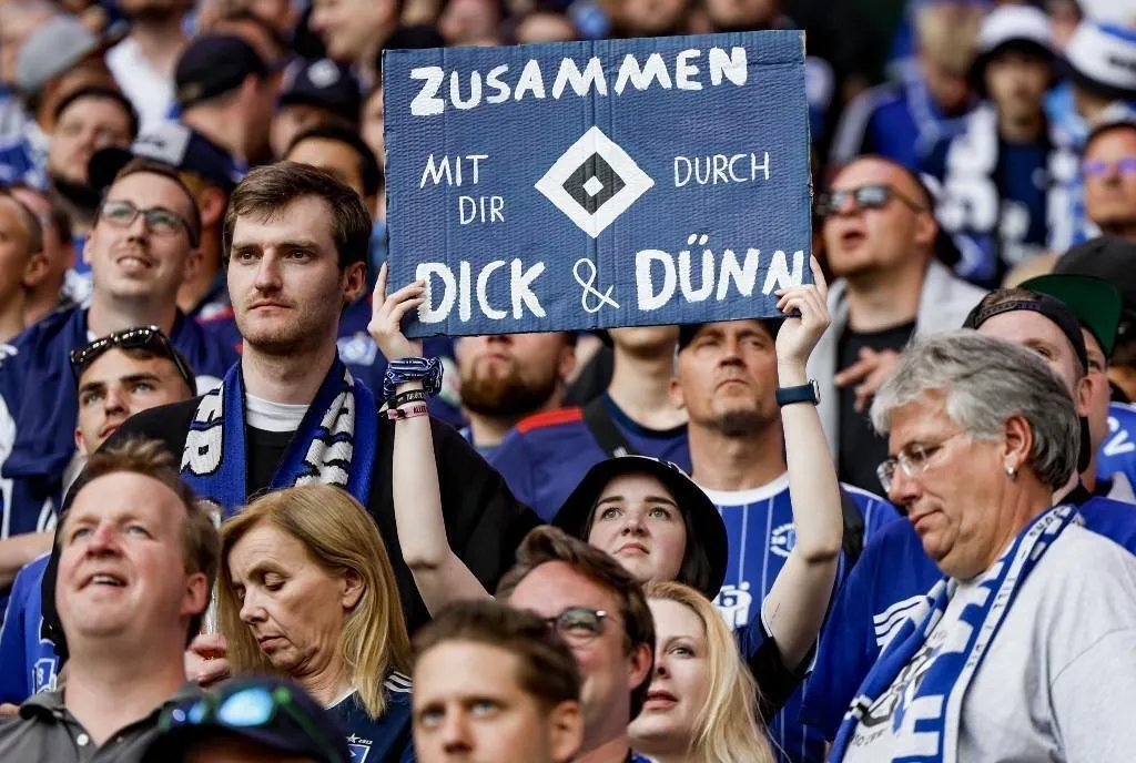 VIDEO. L’ambiance incroyable des 20 000 supporters de Hambourg à Berlin ...