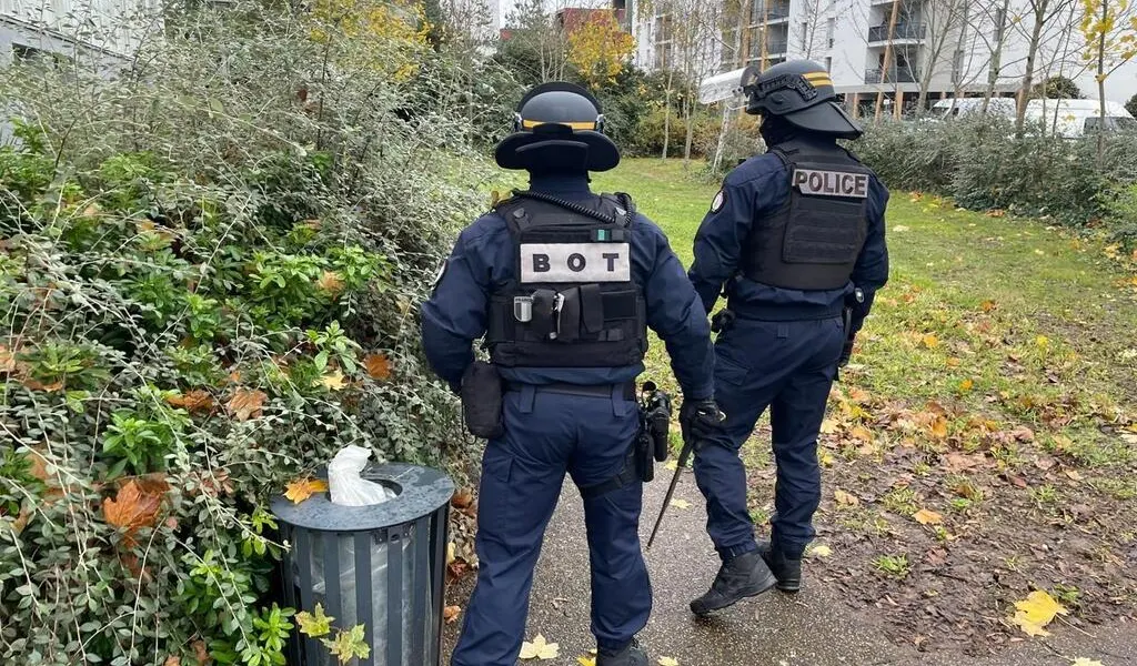 Une quarantaine de policiers de la CRS 82 déployés ce jeudi pour interpeller des dealers à ...
