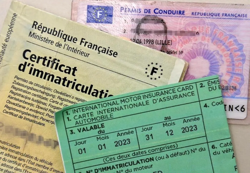 La carte verte et sa vignette sur le pare-brise vont disparaître le 1er ...