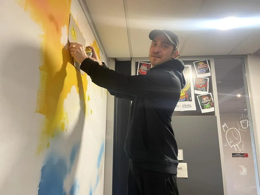 L’artiste Piotre met de la couleur à la quincaillerie Legallais à ...