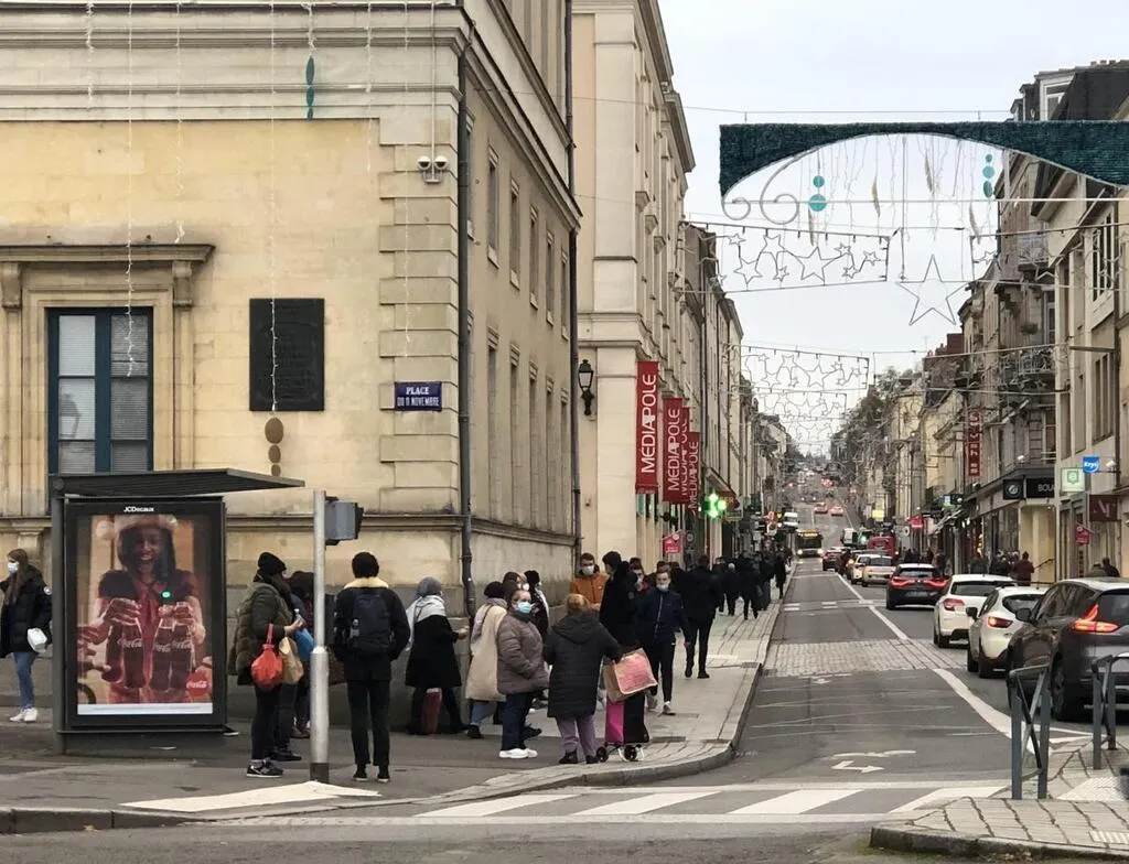 À Laval, les magasins du centre-ville ouverts les dimanches pour faire ...