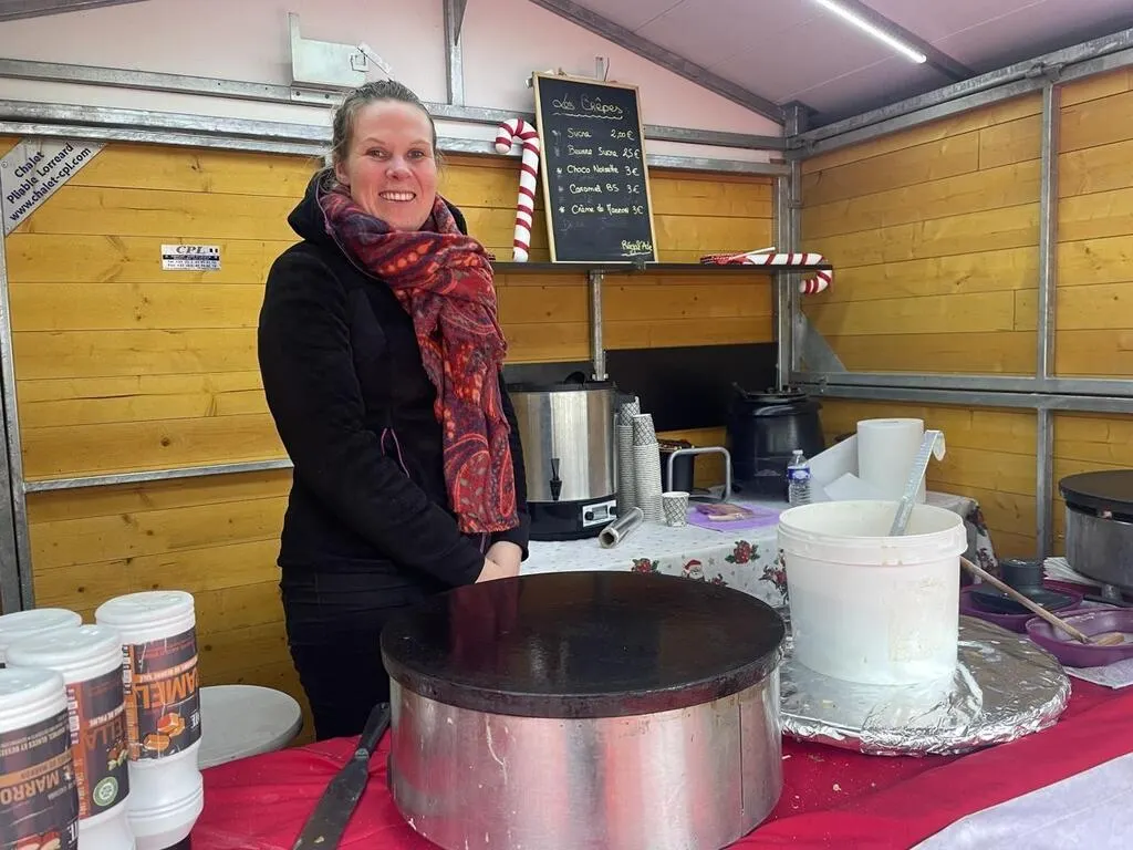 Vin chaud, gaufres, pommes d’amour… Le marché de Noël de Lisieux régale ...