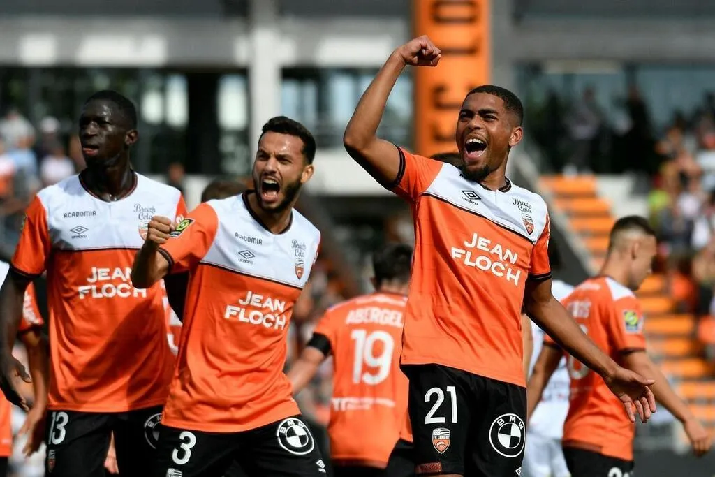 Un maillot, une histoire. Un pull tricoté aux origines des couleurs tango et noir du FC Lorient ...