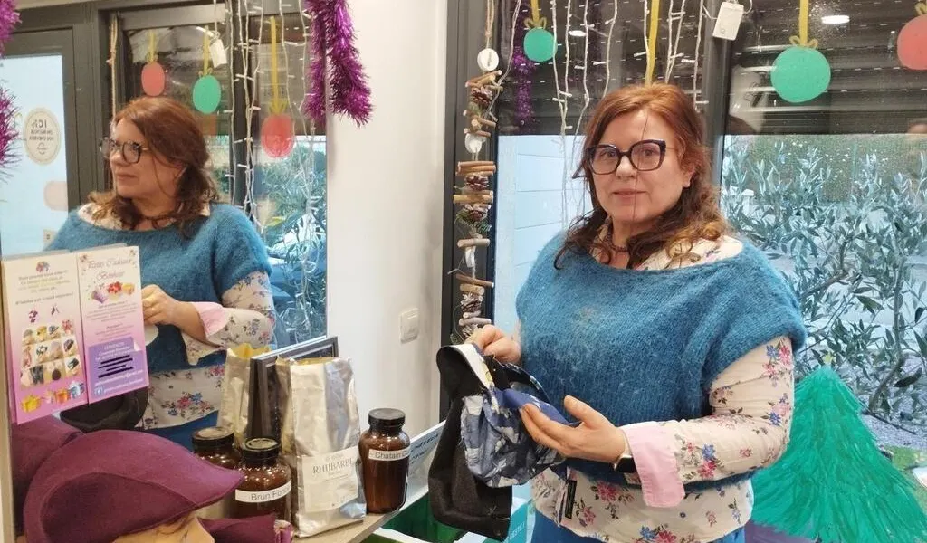 Elle confectionne des couvres-chefs aux malades du cancer à Bourgbarré ...