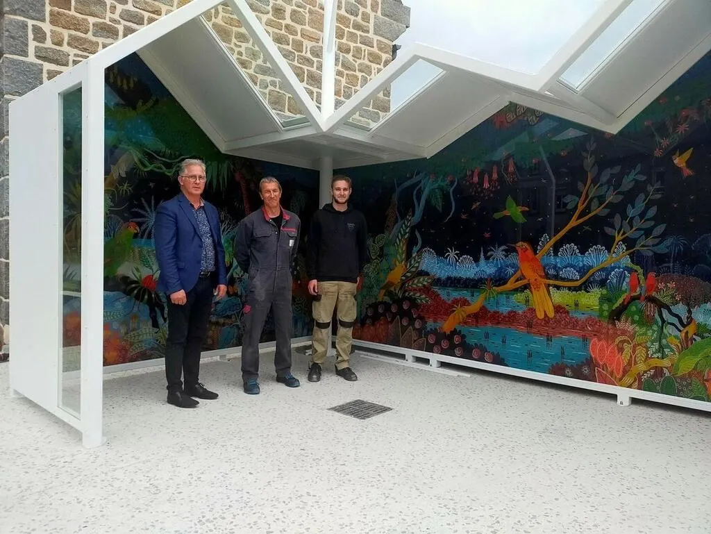 Dans l’abri de bus inauguré à Hénon, une œuvre lumineuse de l’artiste ...