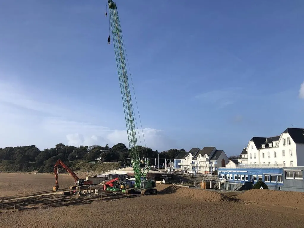À Saint-Marc-sur-Mer, sur la plage de Monsieur-Hulot, la jetée va en ...