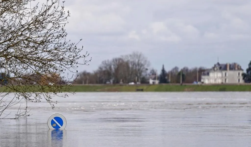 Crues et pluie-inondation : dix départements placés en vigilance orange ...