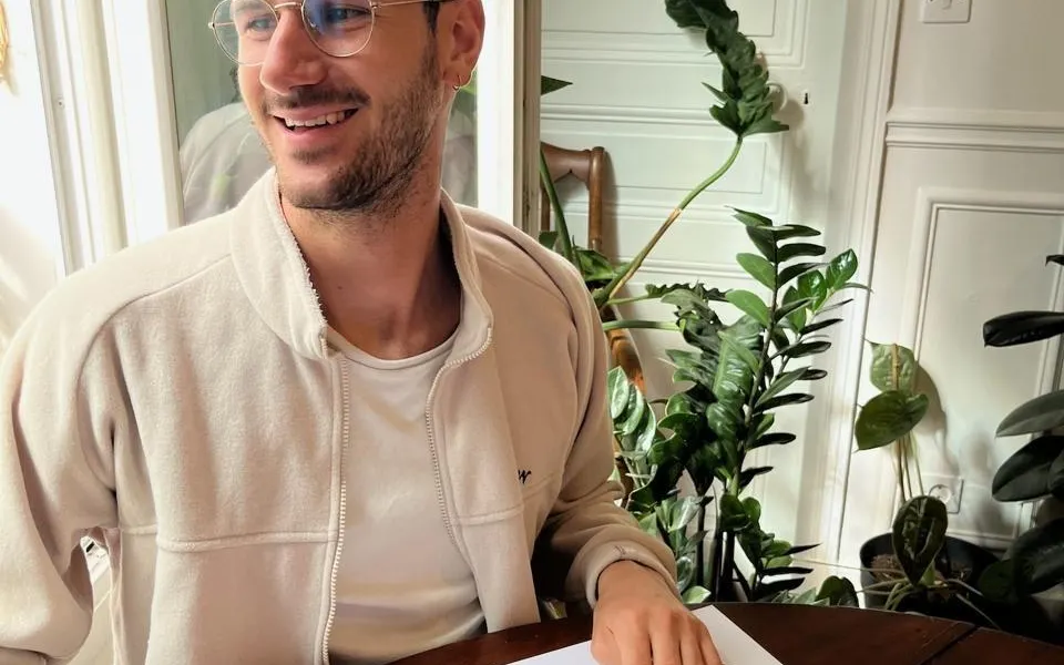 Fan d’Orelsan, cet artiste dessine une carte de Caen très colorée qui ...