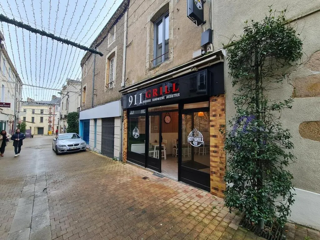 Cholet. Un nouveau fast-food, le 911 Grill, a ouvert ses portes rue ...
