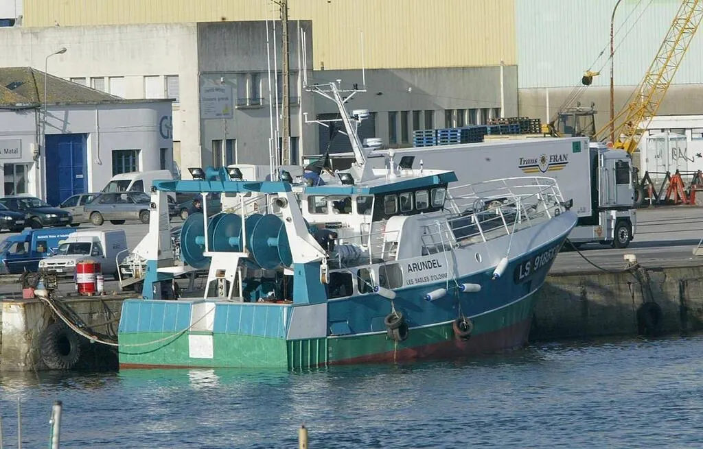 Vendée. De nuit, un chalutier percute un voilier au large, le pêcheur ...
