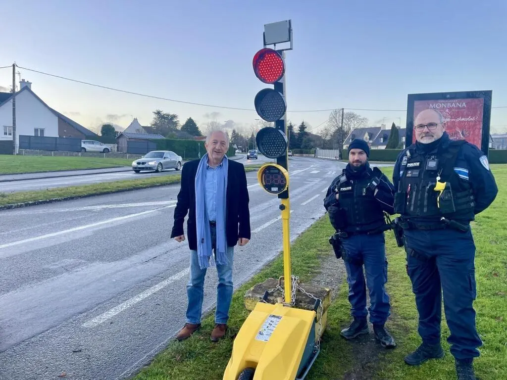 À Loudéac, ce feu clignotant passera au rouge si vous roulez trop vite ...