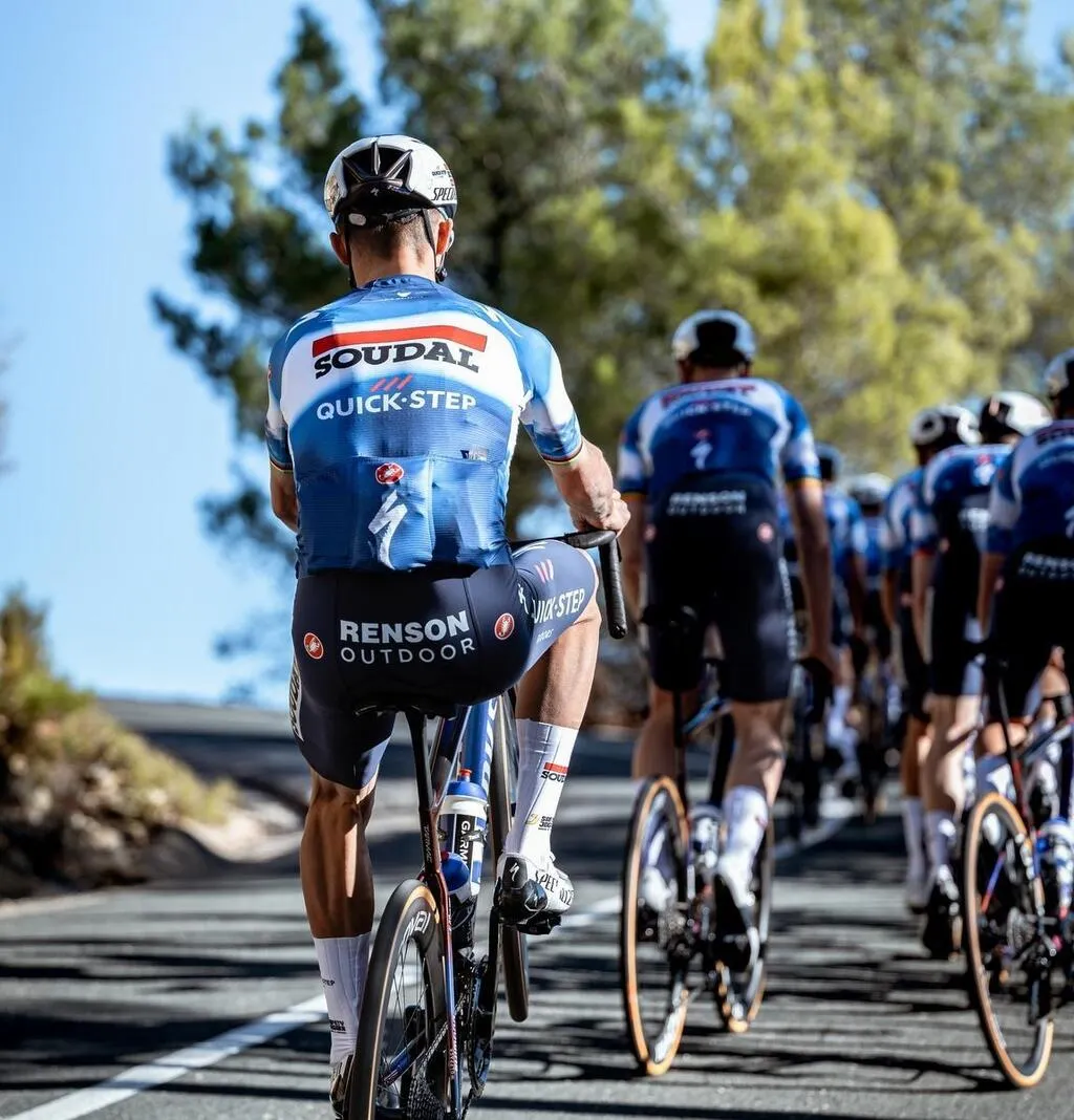 VIDÉO. Julian Alaphilippe fait le show pour annoncer le nouveau maillot ...