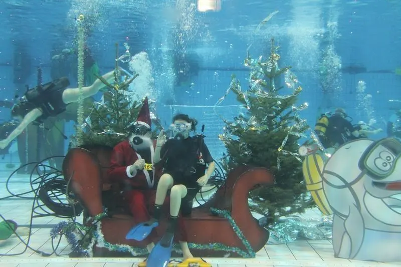 Angers. Le père Noël reçoit les enfants sous l’eau dans la piscine Jean ...