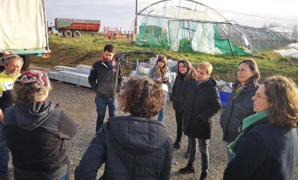 La députée Clémentine Autain en visite dans une ferme de Trédarzec ... La députée Clémentine Autain en visite dans une ferme de Trédarzec ...