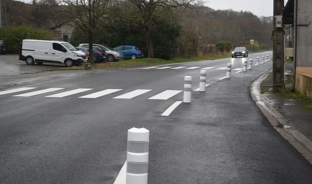 Montsûrs. La courbe rue de la Gare sécurisée avec des plots - Laval ...