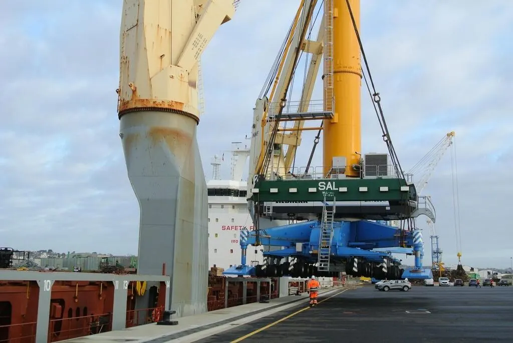Avec sa nouvelle grue, le port de Brest veut répondre au marché des énergies marines - Brest ...