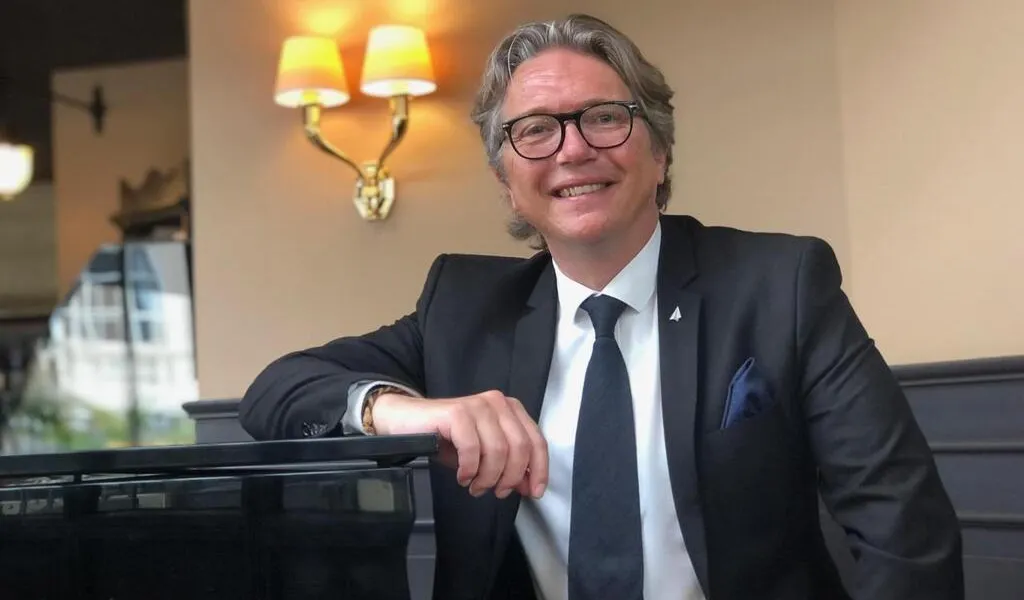 L’hôtelier crooner revient chanter Sinatra avec le Art big band de ...