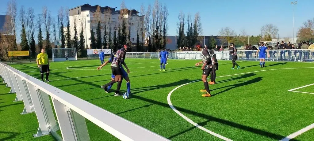 Adapté aux déficients visuels, le premier terrain de cécifoot du Grand ...