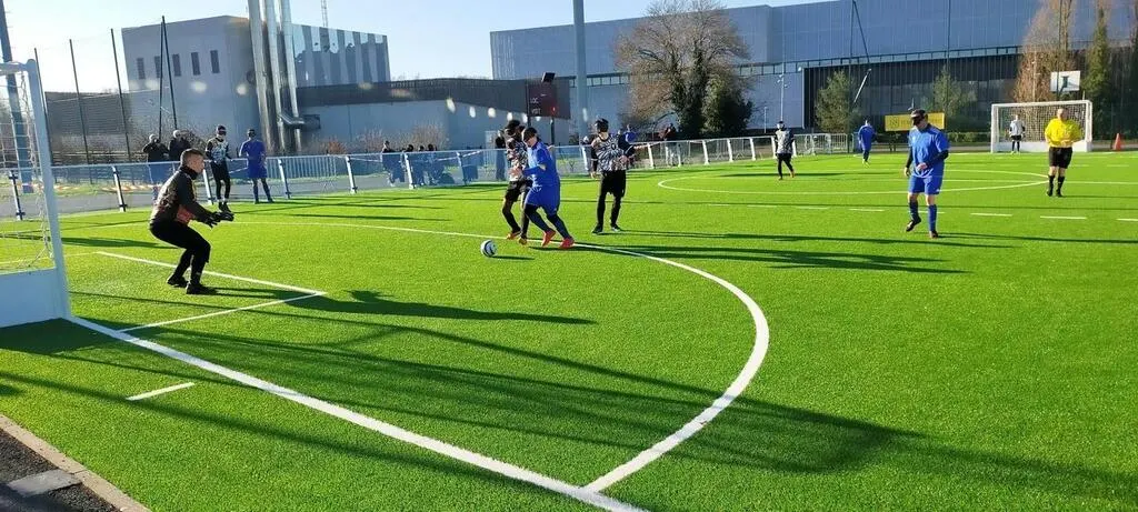 Adapté aux déficients visuels, le premier terrain de cécifoot du Grand ...
