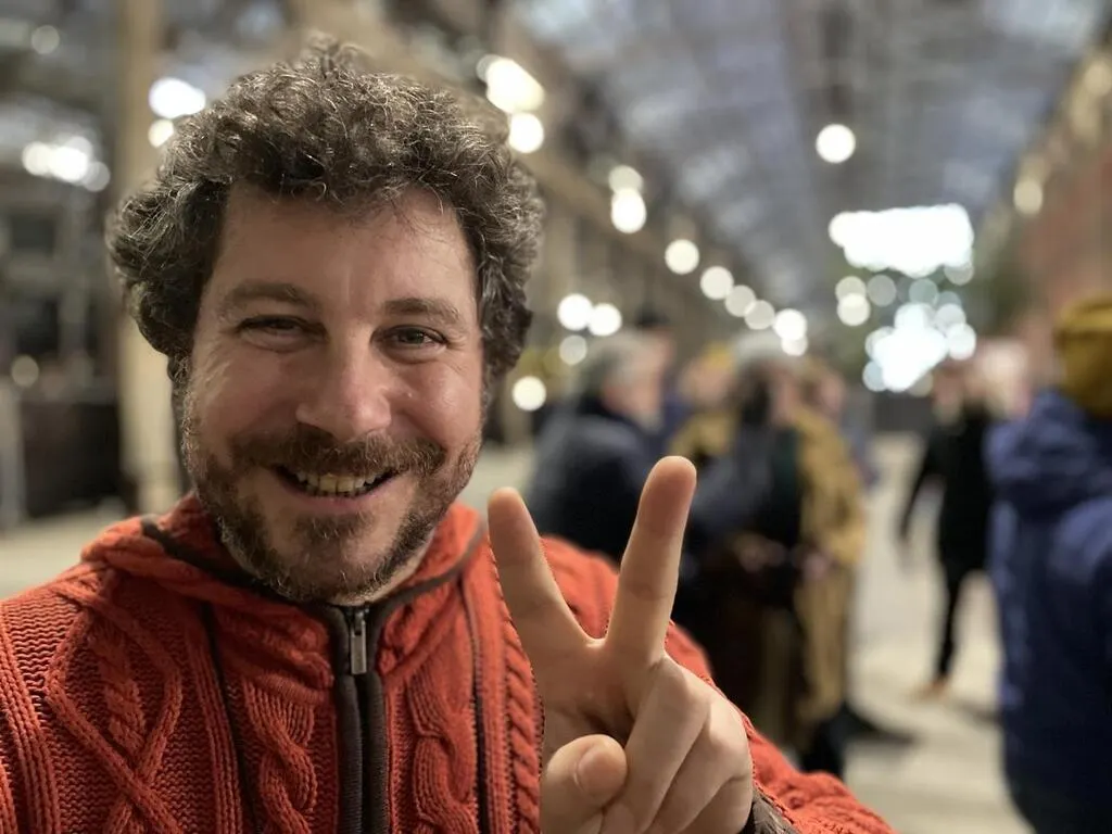 Romain Colucci, fils de Coluche et « bénévole volant » des Restos, sera ...