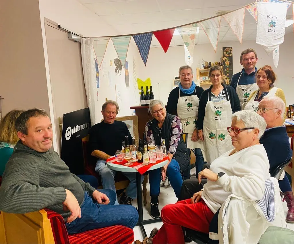 Dans les Côtes-d’Armor, un bistrot associatif anime un bourg de 253 ...
