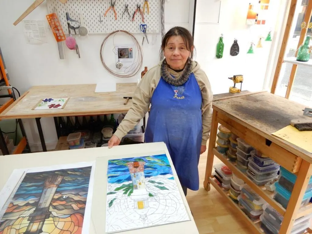 La vitrailliste Alba Lozano reste à Villedieu - Granville.maville.com