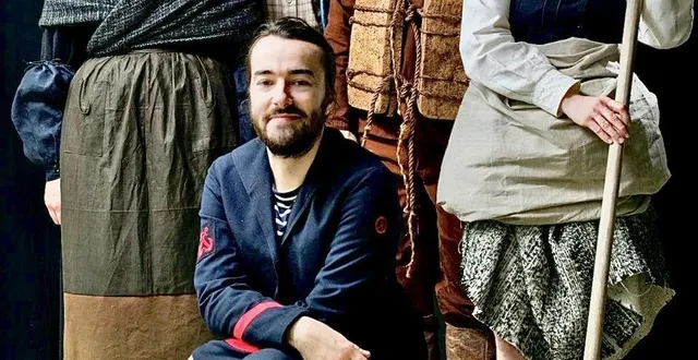 Justin Guillon célèbre « la beauté dans la simplicité » de l’habit traditionnel du Cap - Brest ...