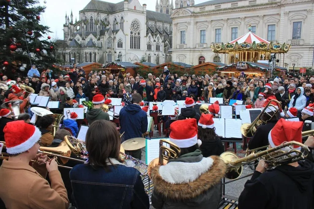 EN IMAGES. Tubas et trombones font vibrer la place Travot au rythme des ...