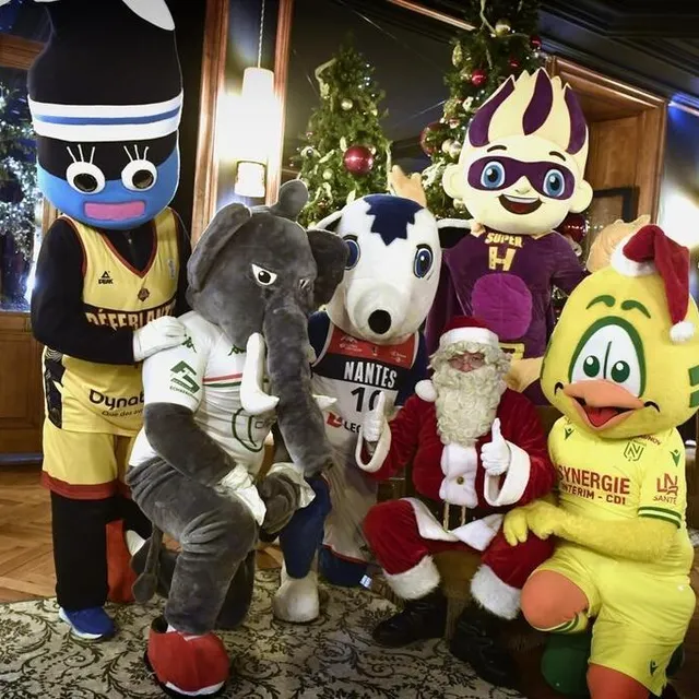 Le joyeux Noël des mascottes des clubs sportifs nantais et du père Noël ...