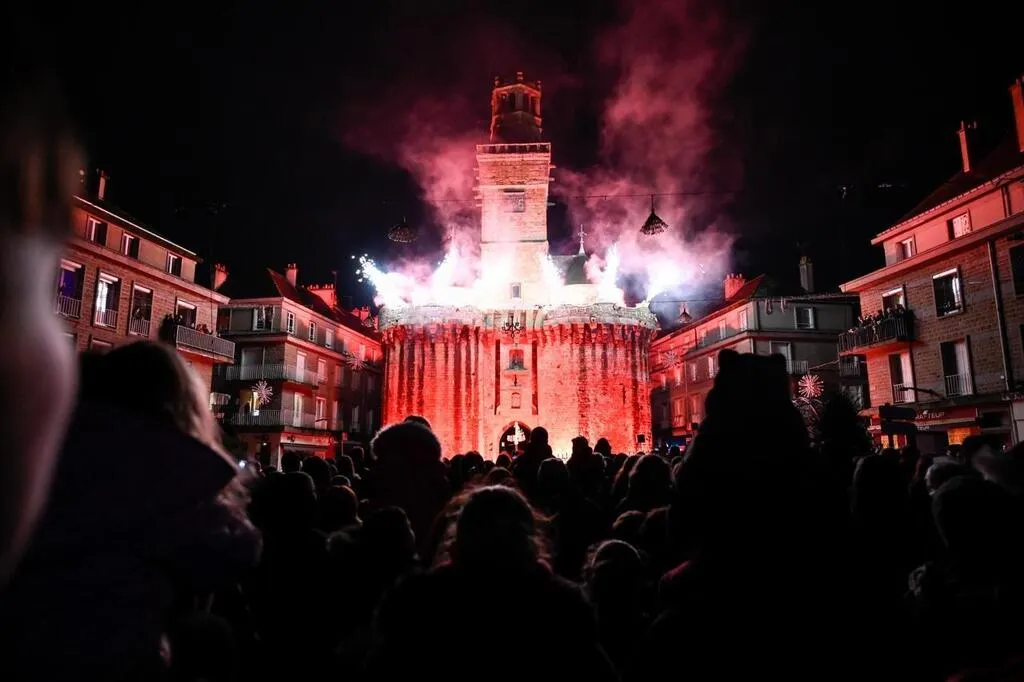 EN IMAGES. Des milliers de personnes assistent à l’embrasement de la ...