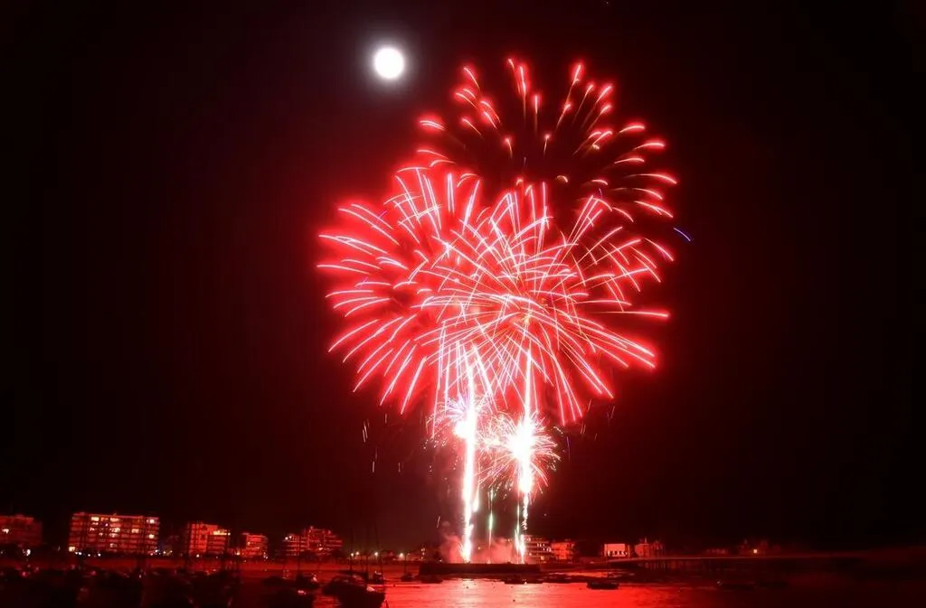 EN IMAGES. Splendide feu d’artifice de Noël sur le port d’échouage de ...