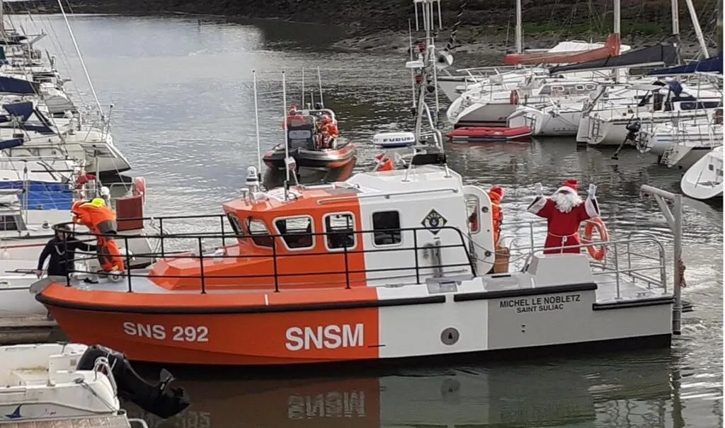 Plouër-sur-Rance. Le Père Noël est arrivé par le port de plaisance ...