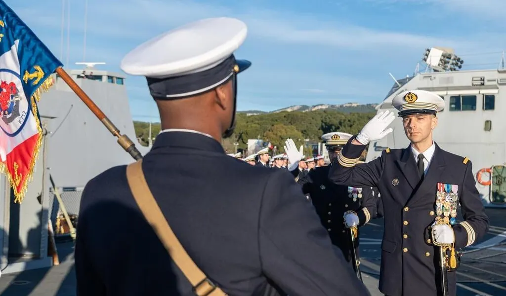 Un nouveau commandant pour la frégate, dont la marraine est Angers ...