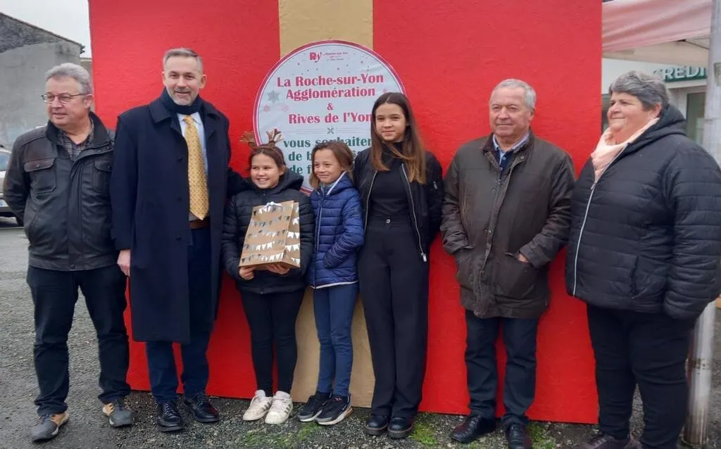 Rives de l'Yon. Le cadeau de Noël géant du centre de la commune ouvert - La Roche sur Yon ...