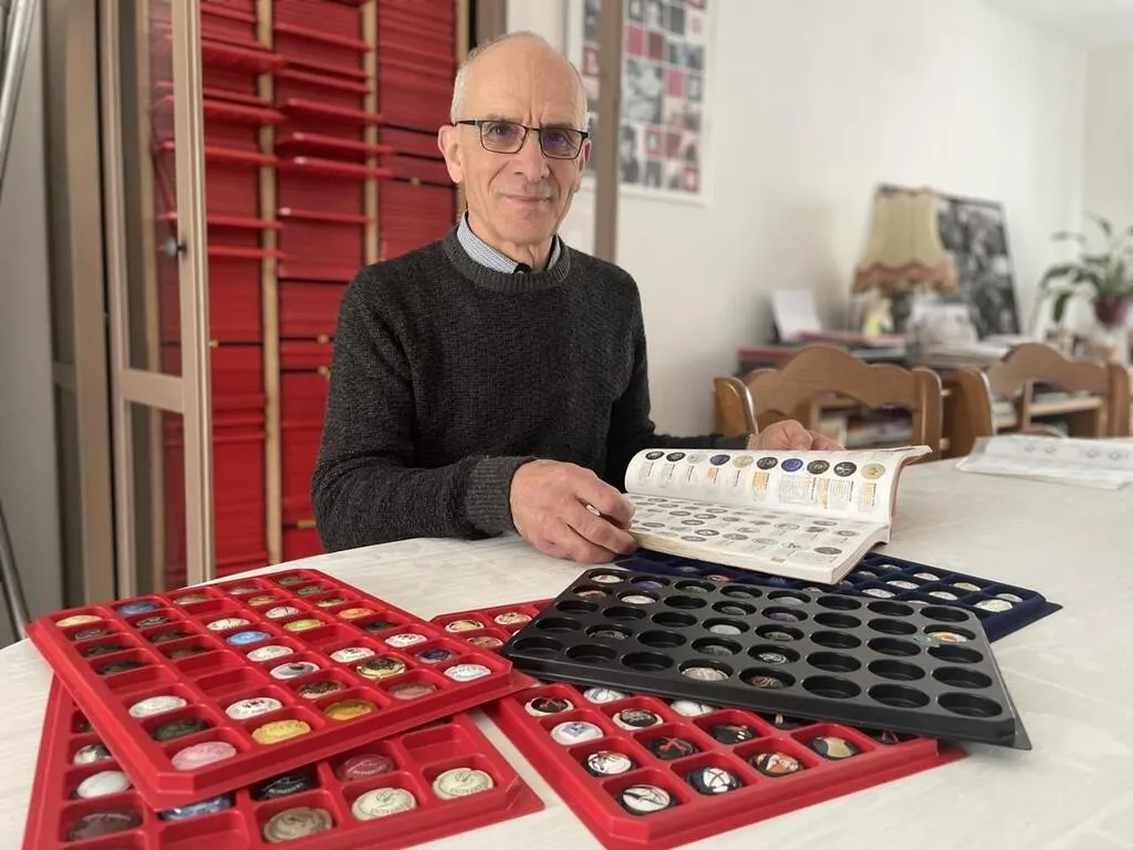 Guy Leconte veille sur sa collection de 20 000 capsules de bouteilles ...