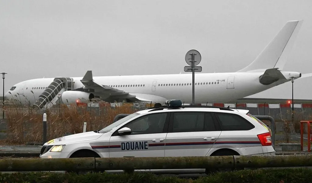 Avion bloqué dans la Marne : la justice annule la libération de 25 ...