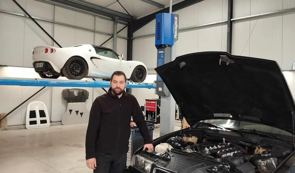 Ancien motoriste en Formule 1, Valentin Robin a ouvert son garage en ...