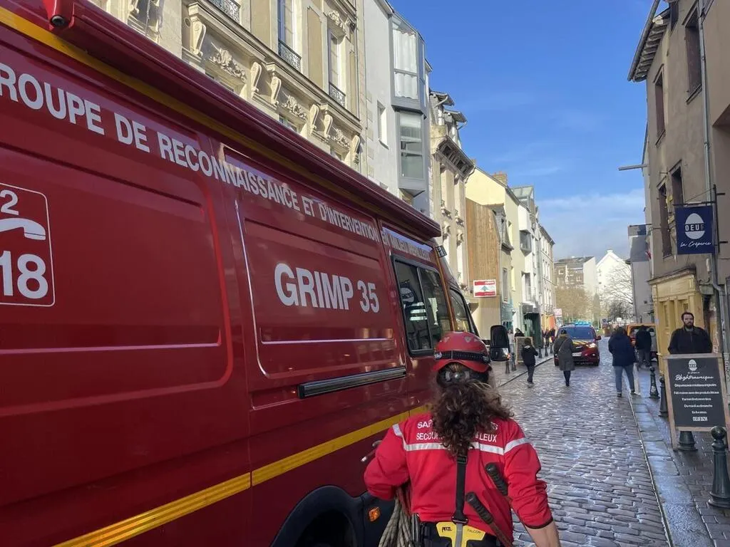 Un chapeau en zinc menace de chuter, les pompiers spécialisés ...