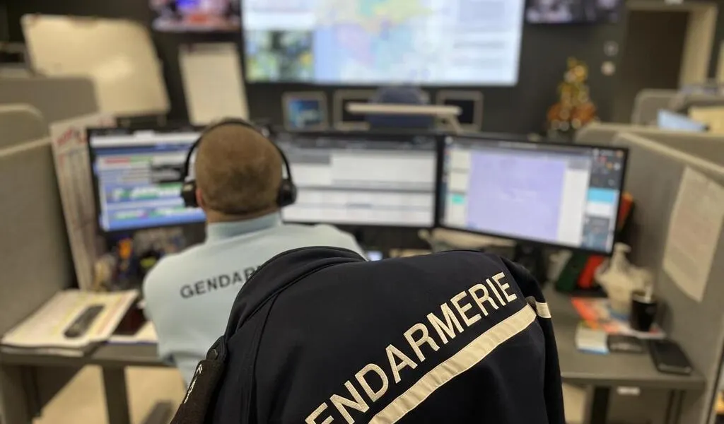 REPORTAGE. Au centre opérationnel de la gendarmerie, des centaines d ...