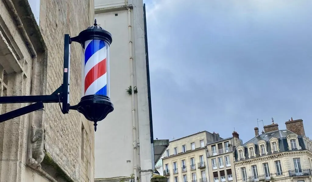 Pourquoi les poteaux de barbiers sont-ils bleu, blanc et rouge ? - Les ...