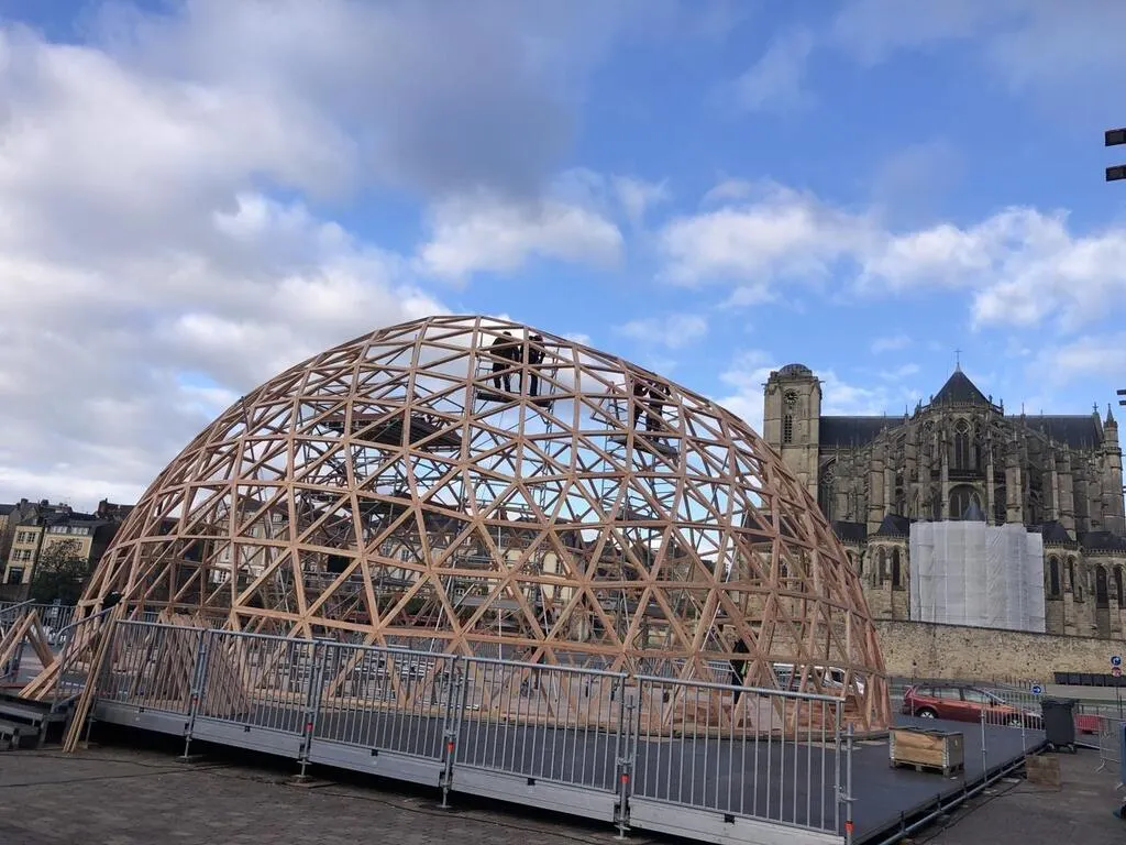 Le dôme géant de Le Mans sonore prend forme sur la place des Jacobins ...