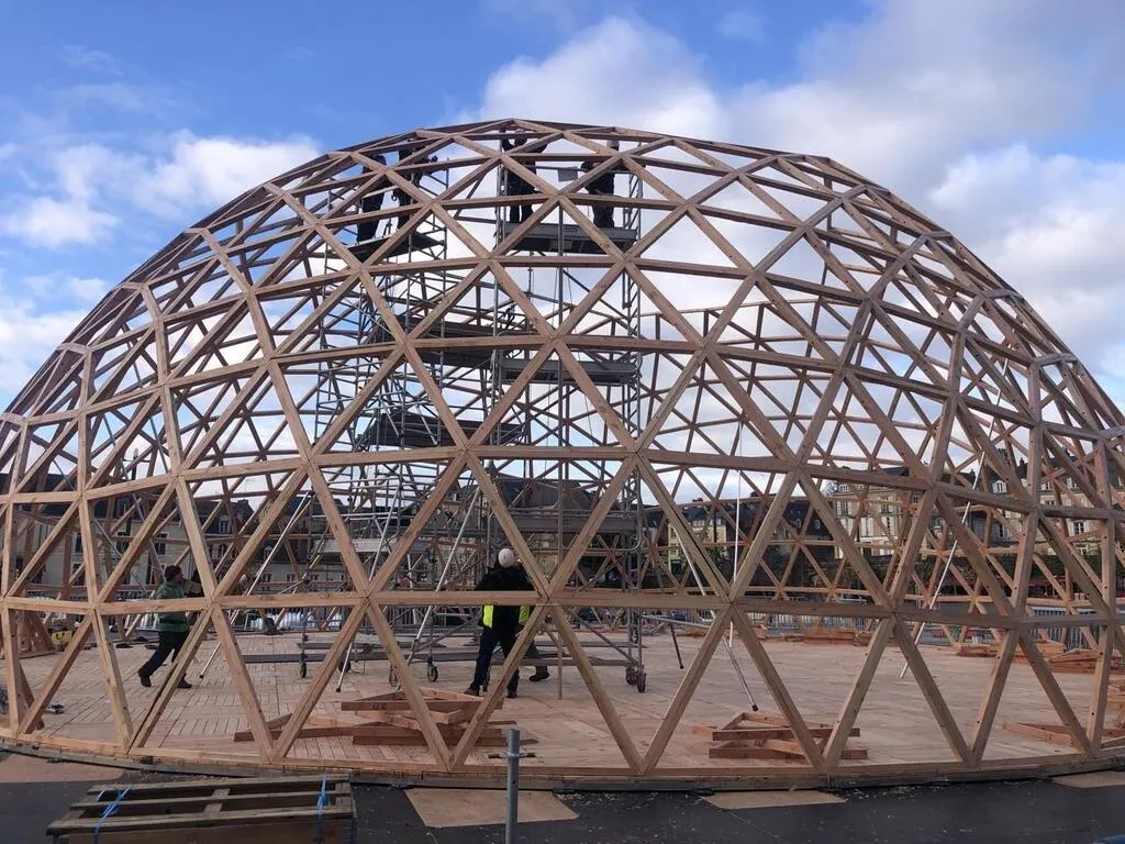 Le dôme géant de Le Mans sonore prend forme sur la place des Jacobins ...