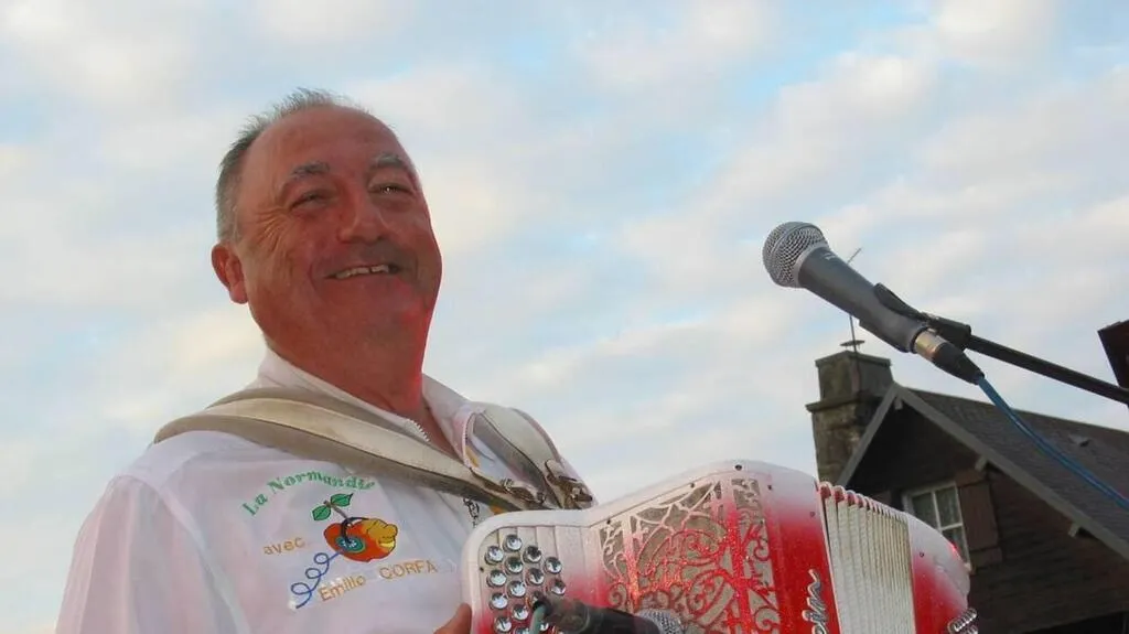 En Normandie, l’accordéoniste Emilio Corfa est toujours debout ...