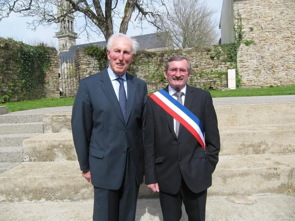 Décès de Louis Le Pensec. L’ancien maire de Mellac, Bernard Pelleter ...