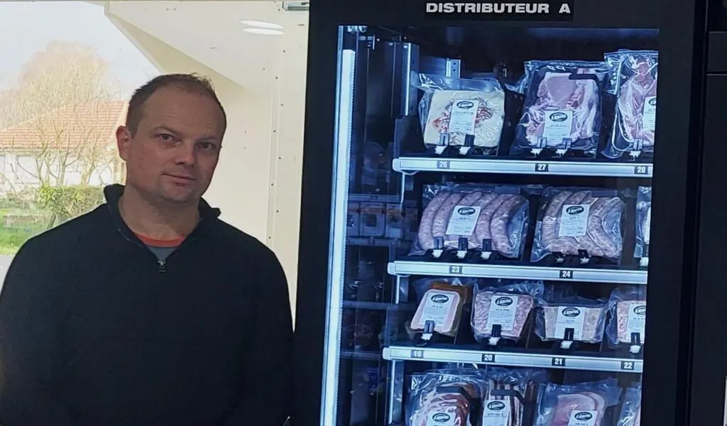 Saint-Floxel. Un charcutier installe ses produits dans un distributeur ...