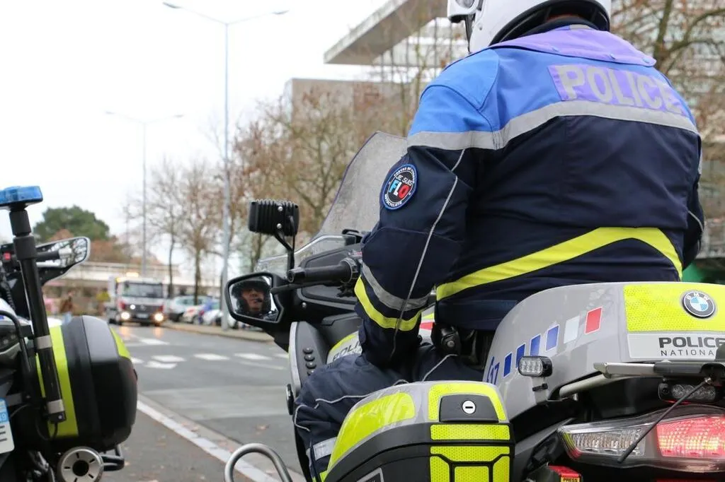 Le père roule sans permis, avec sa fille de 2 ans à bord, à Saint-Malo ...