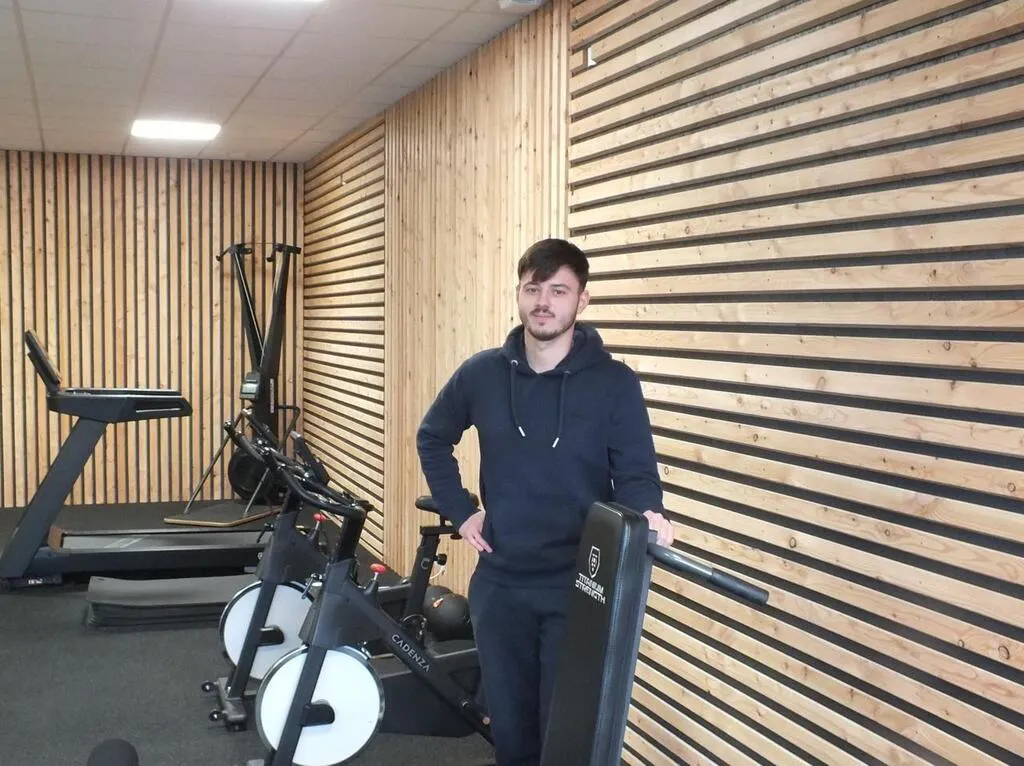À 26 ans, il ouvre E.FIITNESS, une salle de fitness à Sarzeau . Sport ...