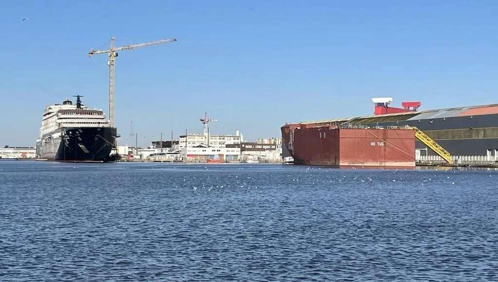 A Saint-Nazaire, la coque avant du futur bateau militaire est arrivée d ...